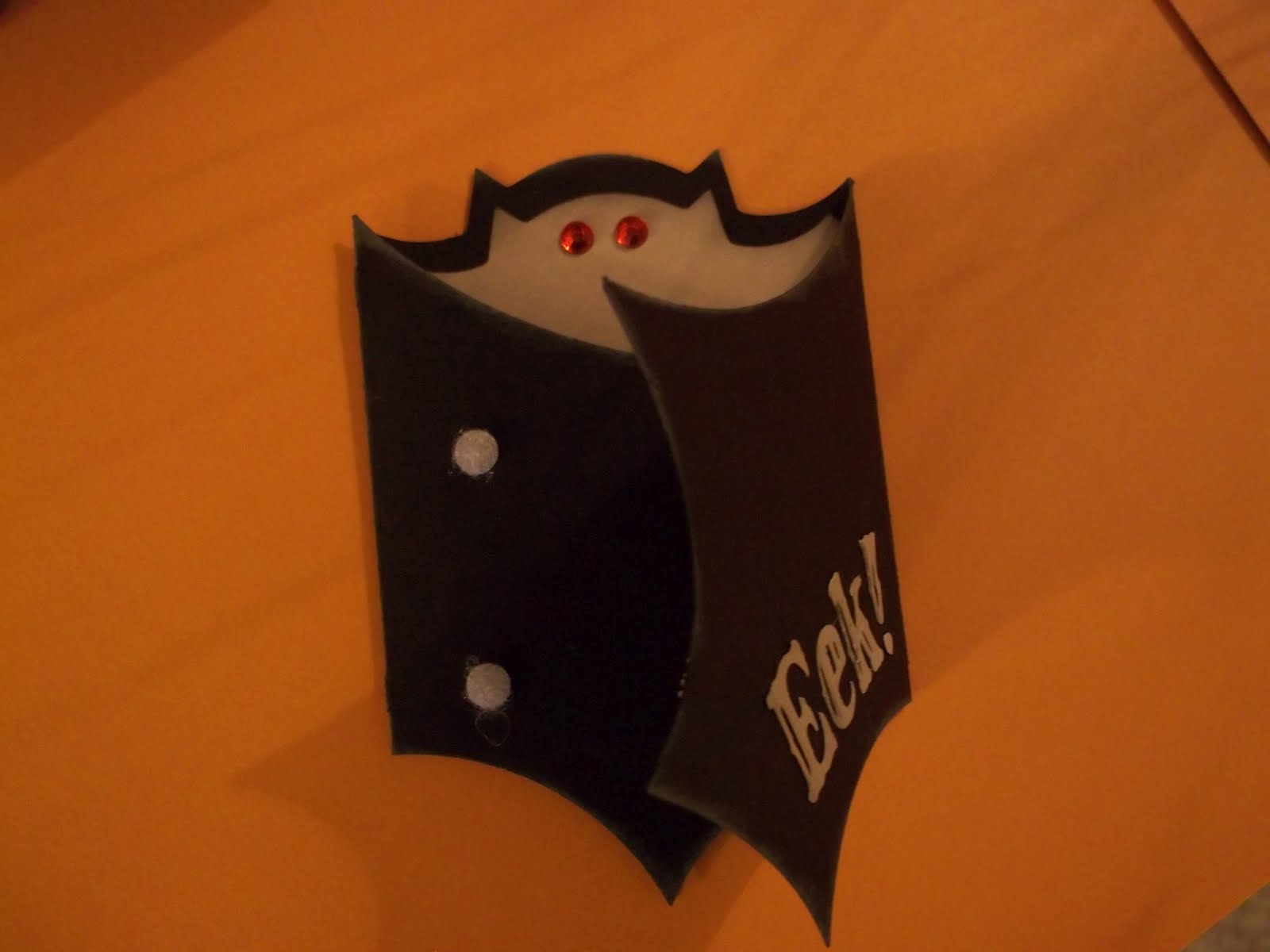 Heather Stewart's Scraptastics: Halloween with Cricut and a FUN BAT card!