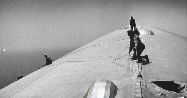 daily timewaster: Crew repairing the hull of the Graf Zeppelin during a flight over the Atlantic