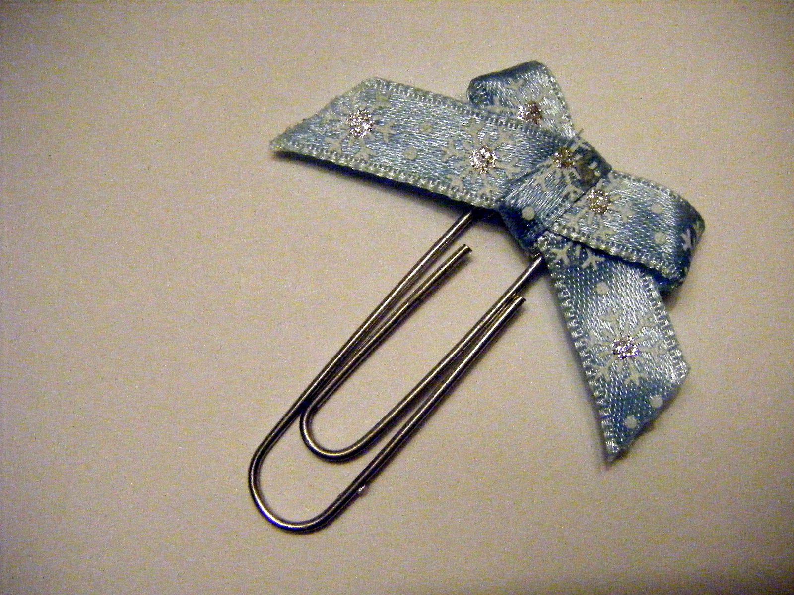 shellmo: Day 361: Paperclip Bow Bookmarks