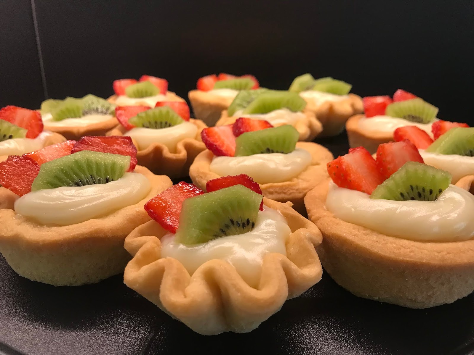 Gustose tartellette con crema al limone e frutta.
