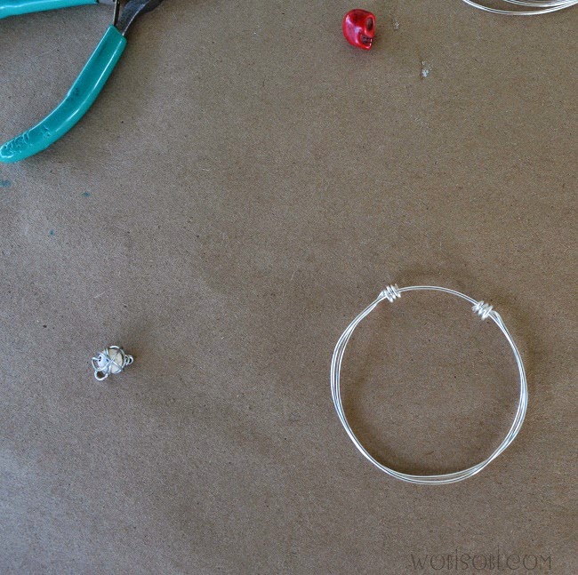 WobiSobi: Expandable Wire Bangle With Charm, DIY