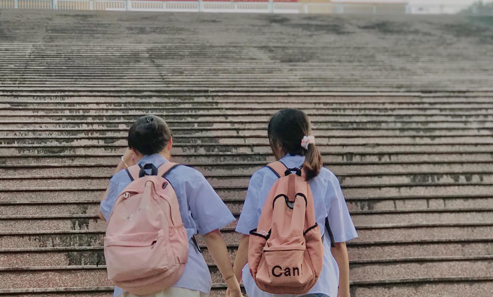 Bộ ảnh "Dắt tay nhau đi khắp thế gian" của đôi bạn thân trường người ta