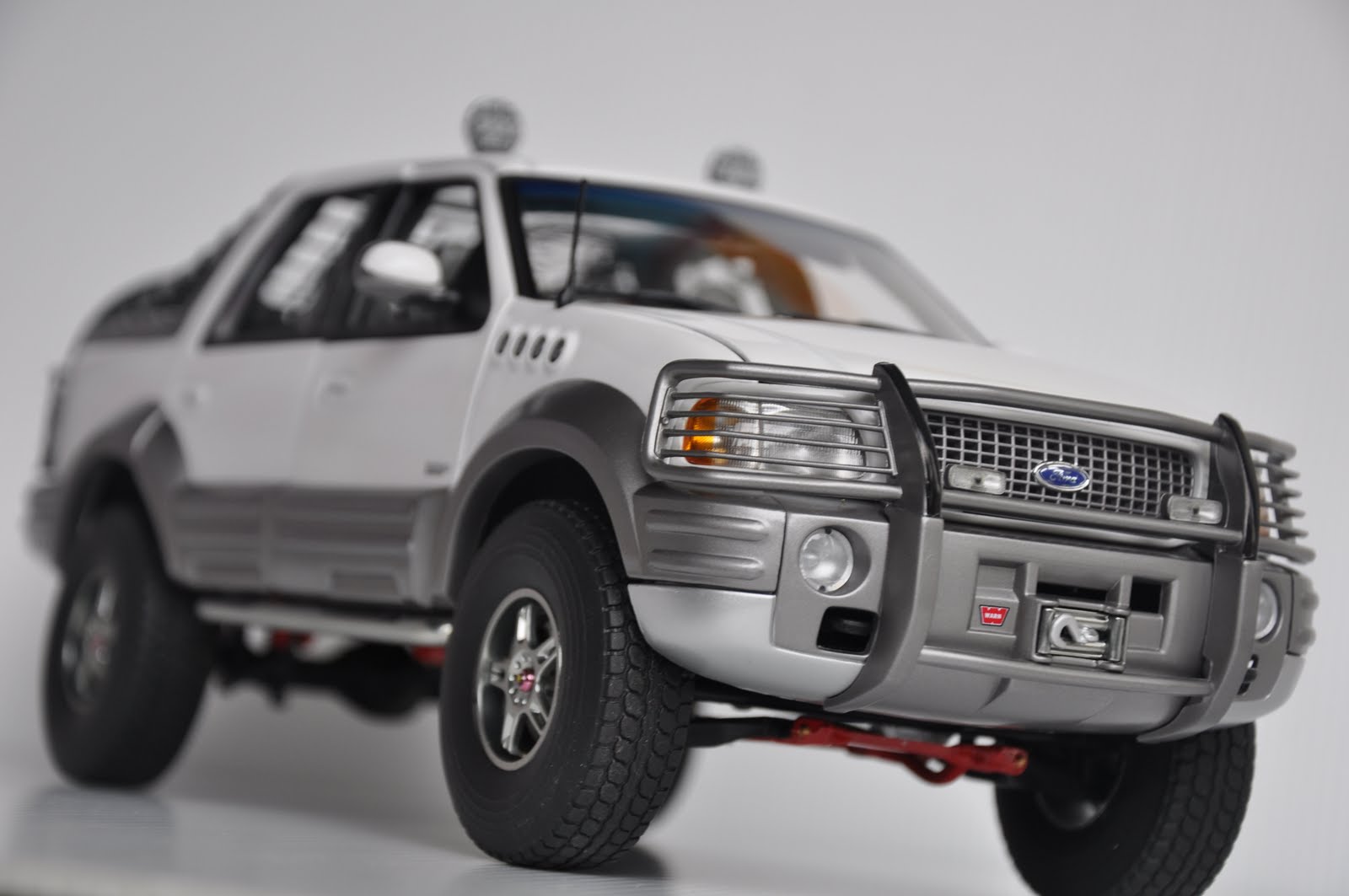 AKID DIECAST WORLD: 1:18 AUTOART FORD EXPEDITION HIMALAYA