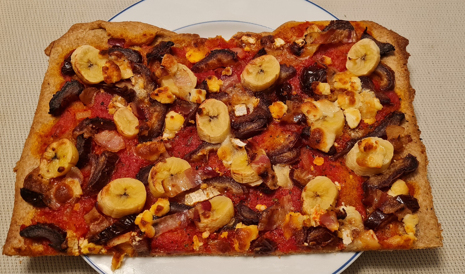 Cocina de emergencia: Pizza de plátano, dátiles y bacón con rulo de cabra