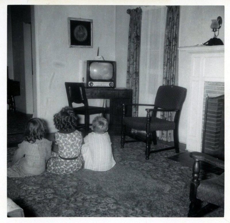 27 Vintage Snaps Capture People Watching TV in the Past ~ Vintage Everyday