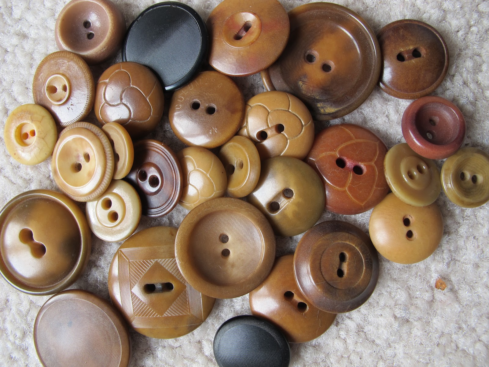 Buttons-n-Books: Antique/Vintage Buttons (all photos and text © Maureen ...