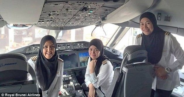Subhaanallah, Tiga Pilot Berjilbab Ini Ciptakan Sejarah Dengan Terbang ...