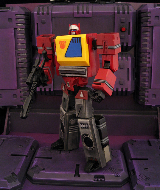 mundo transformer: Custom Blaster vs. Soundwave.