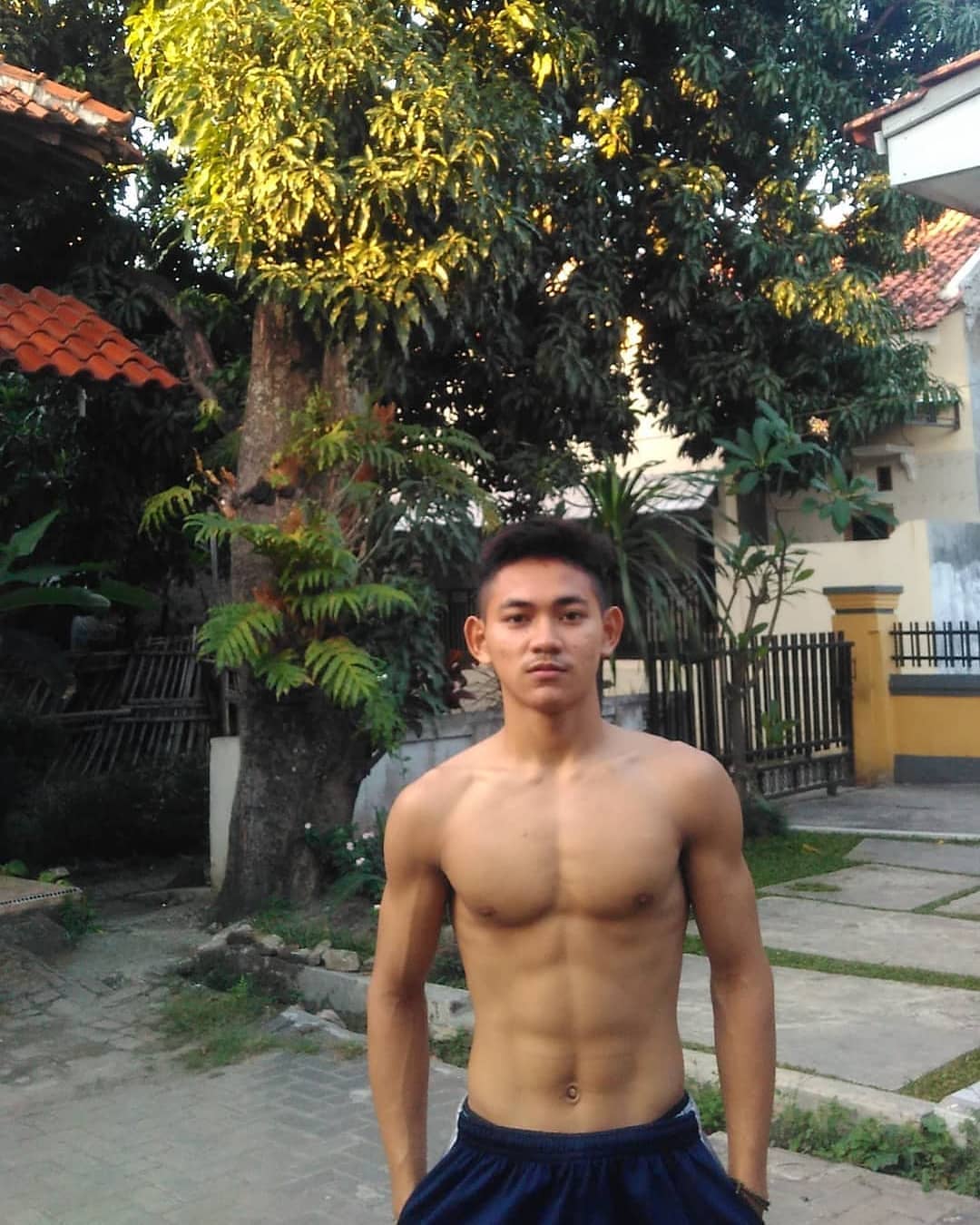 gairah lelaki: Selebgram viral sedang shirtless