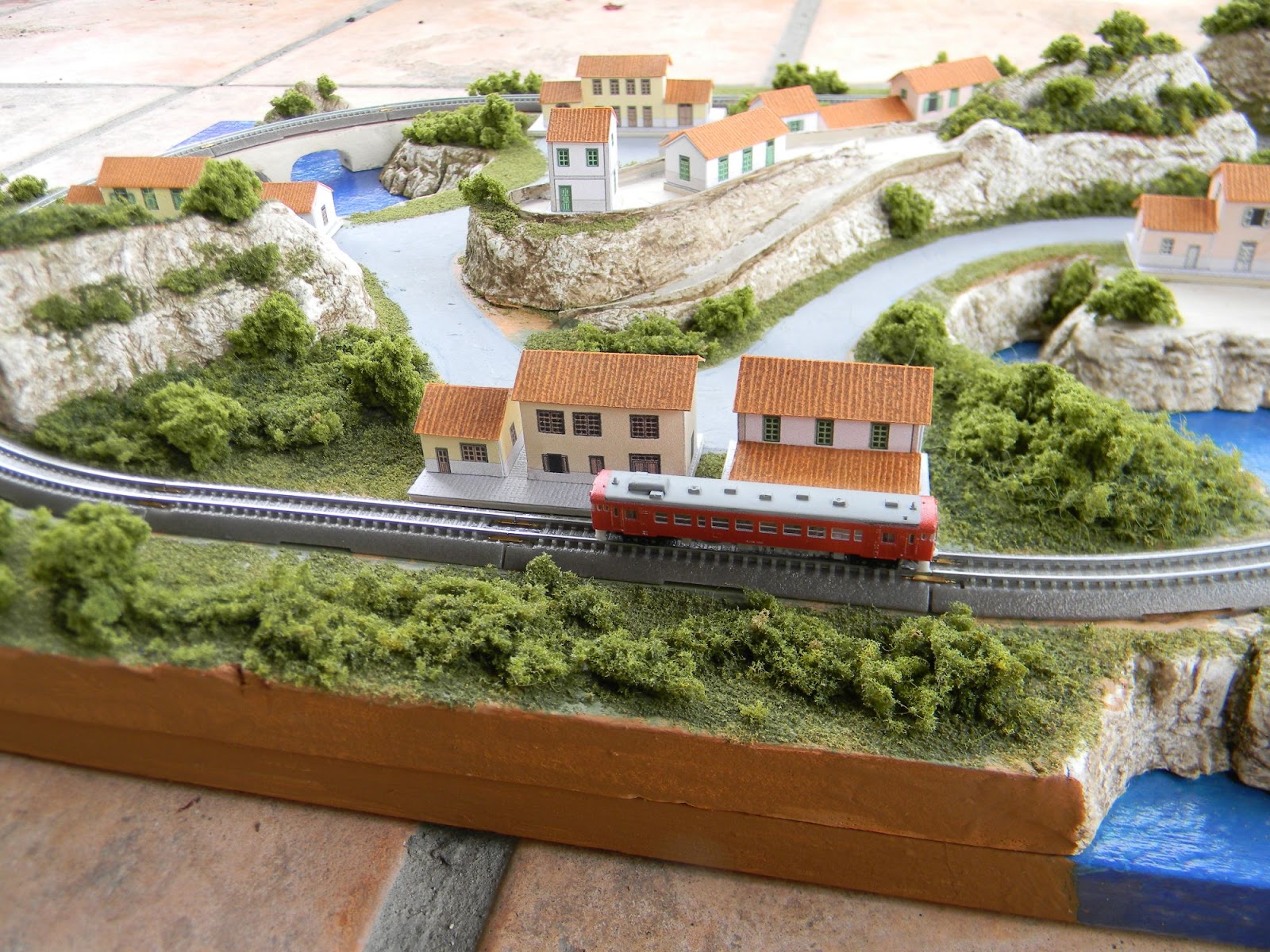 Miniature Trains: "T" Scale 12" x 17" layout
