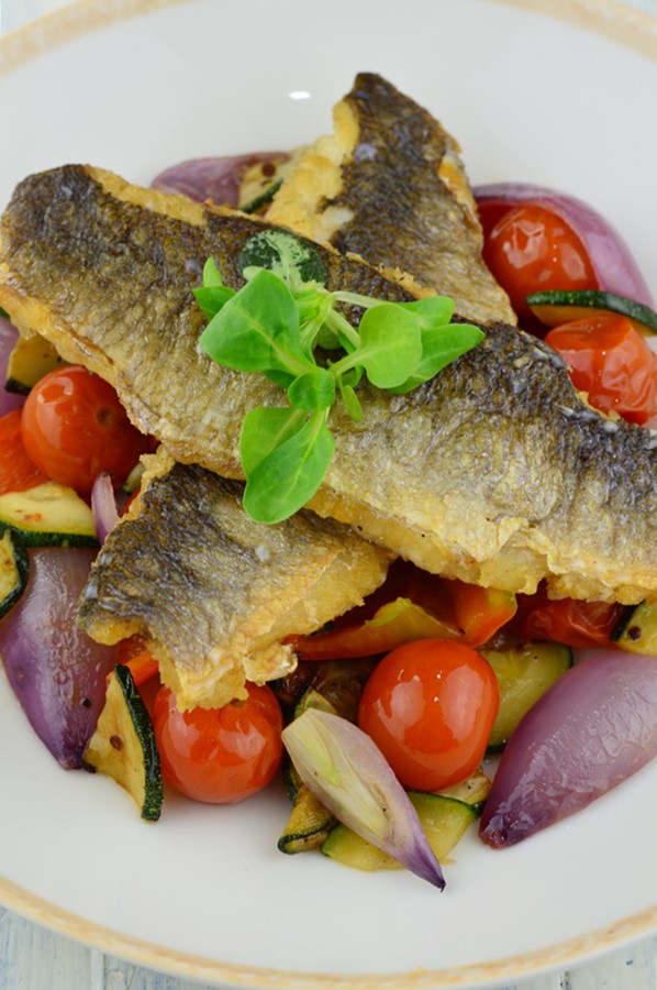 Lavrac (lup/biban de mare) cu legume, la tigaie - CAIETUL CU RETETE