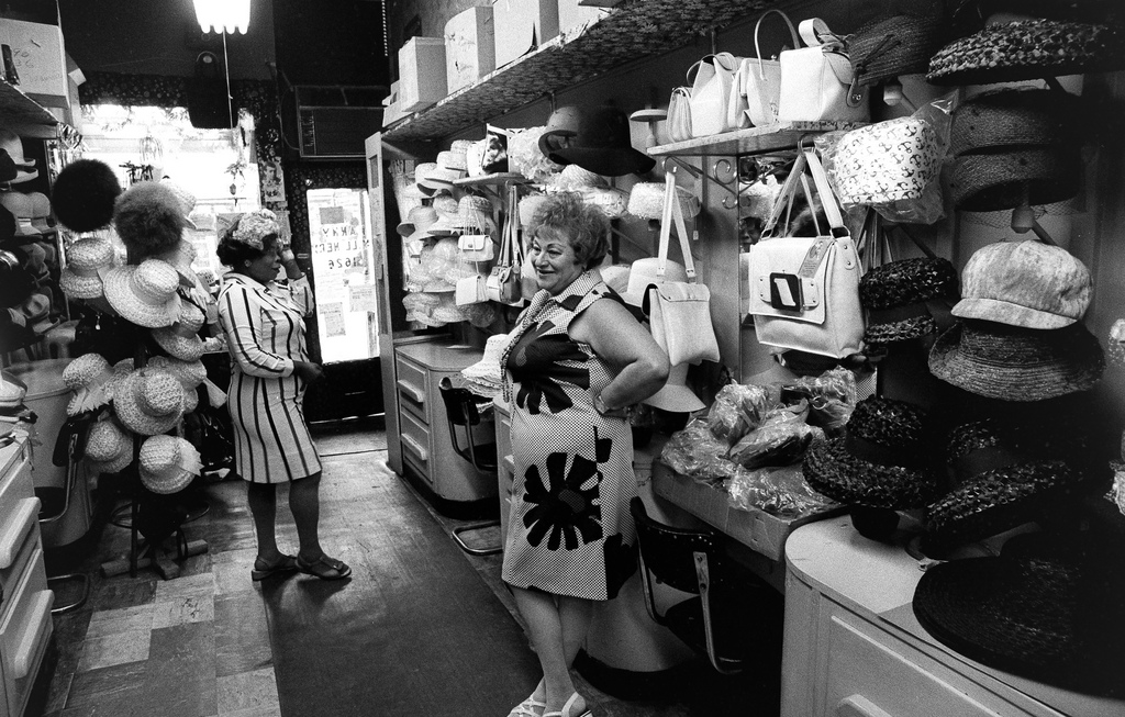 18 Amazing Black and White Photographs That Capture Street Scenes of ...