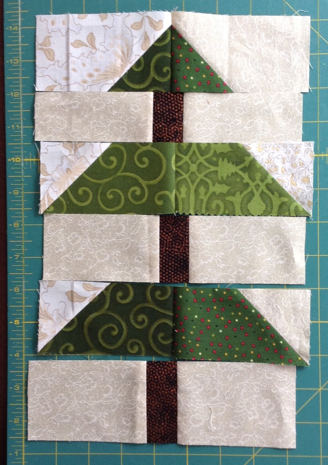 QUILTERS...ENJOY COLOUR! : Teetering Christmas Tree Block