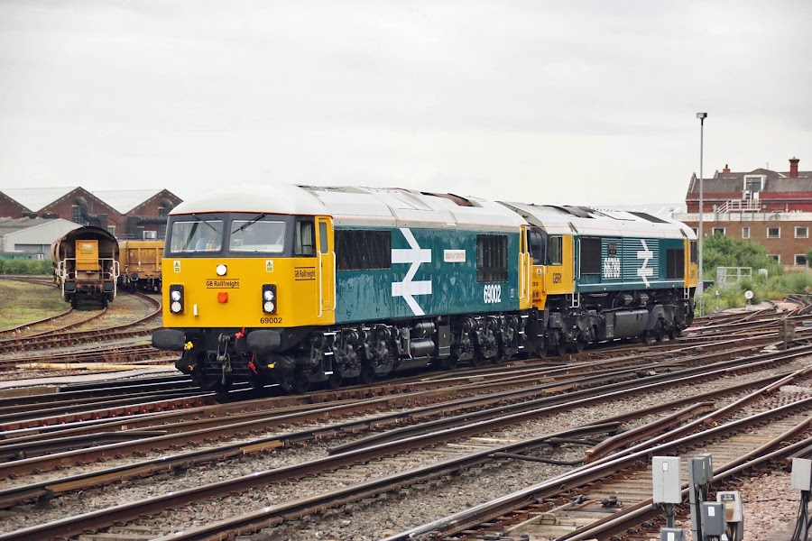 47s and other Classic Power at Southampton: 69002 departs Eastleigh for ...