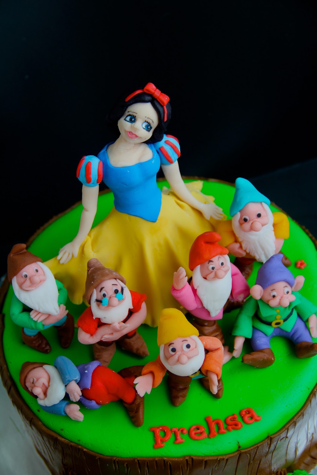 Ema's Creation: Snow White And The Seven Dwarfs Cake