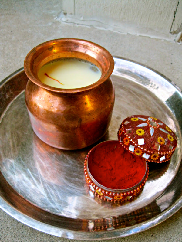 Kumkumapoo Pal/ Saffron Milk: Warm Milk Infused With Saffron - Few ...