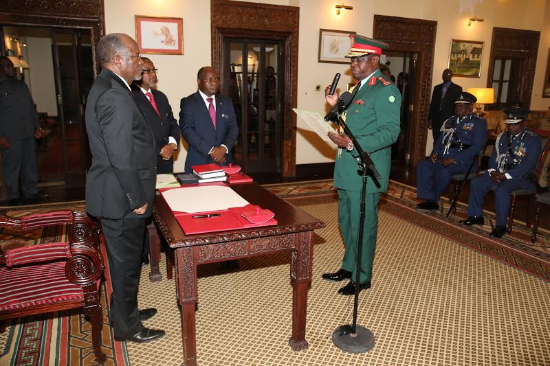 Rais Magufuli Awaapisha Balozi Na Makatibu Tawala Wawili.....Amtuea ...