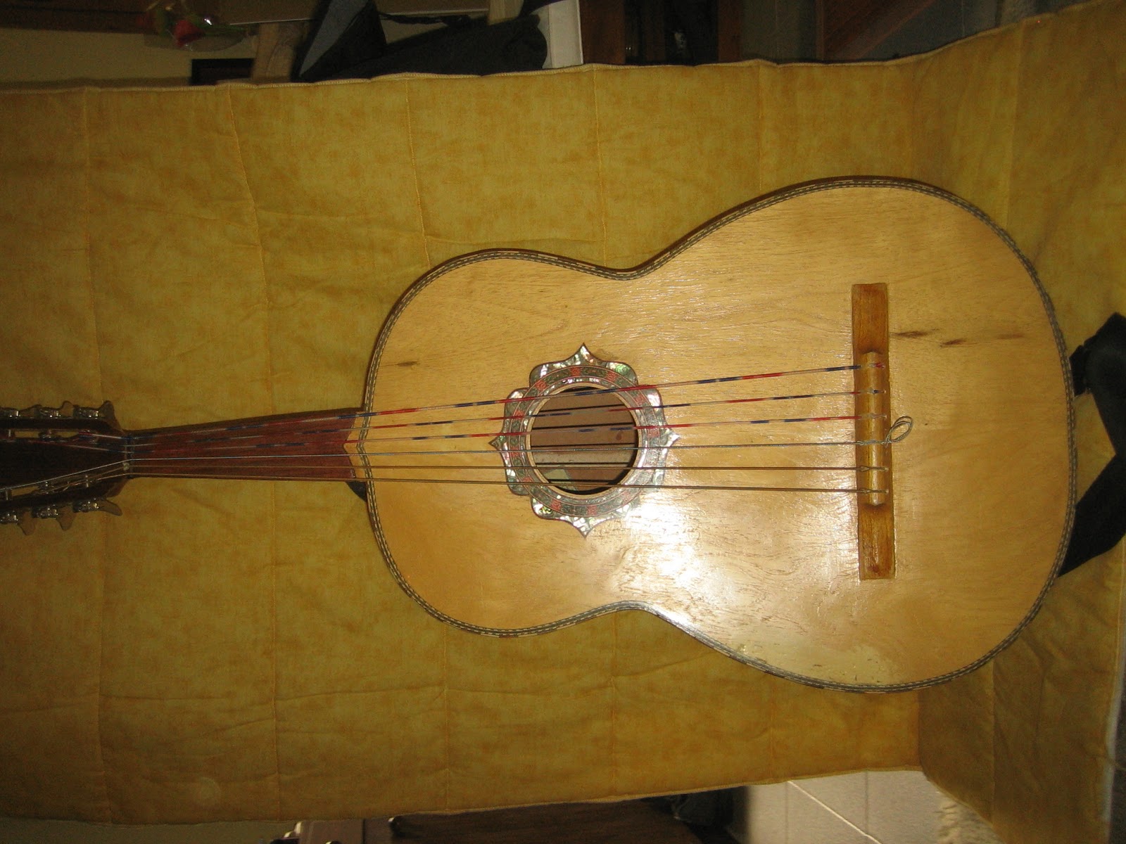 Instruments Andins: El Guitarrón: