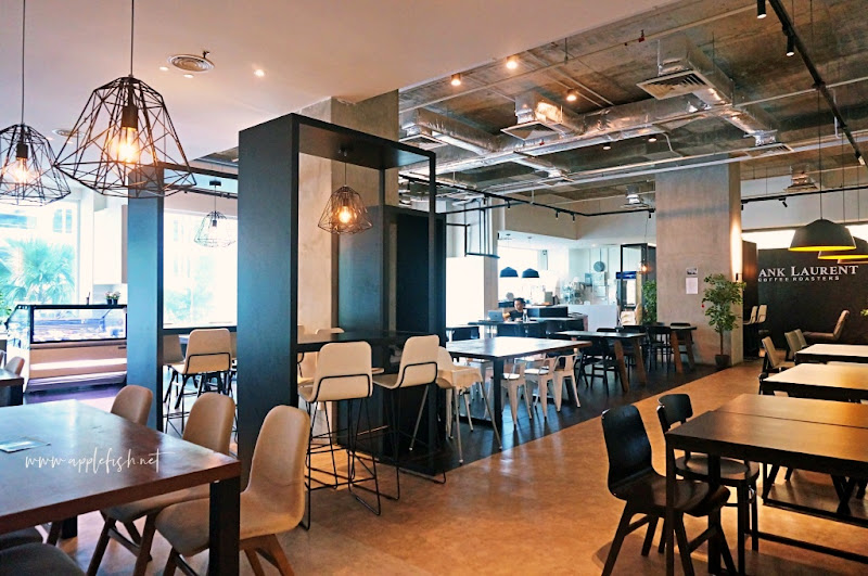 月光下のApplefish: Frank Laurent @ Udini Square, Penang