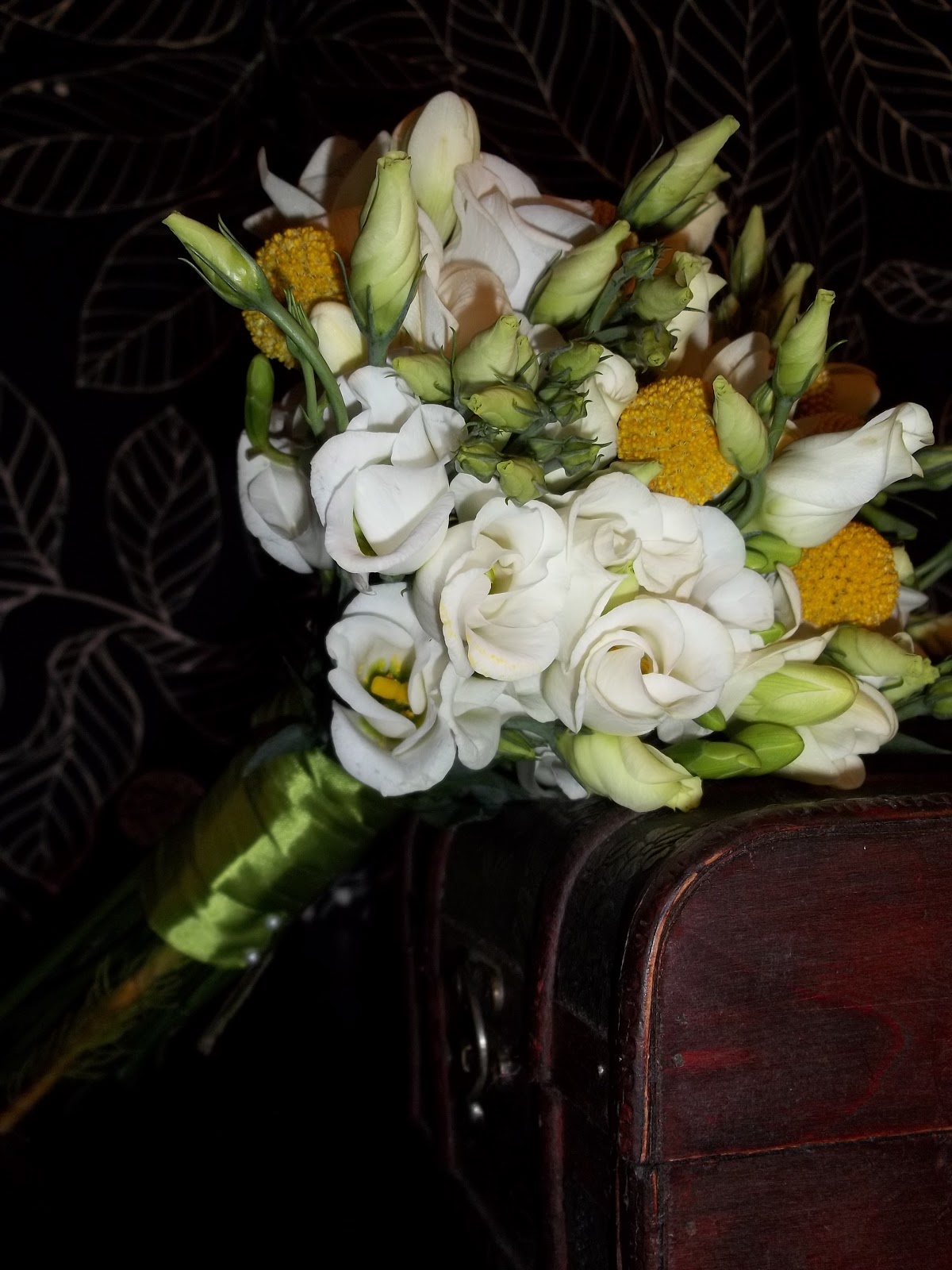 Buchete cu Flori: Buchet mireasa cu frezii albe, lisiathus alb si craspedia