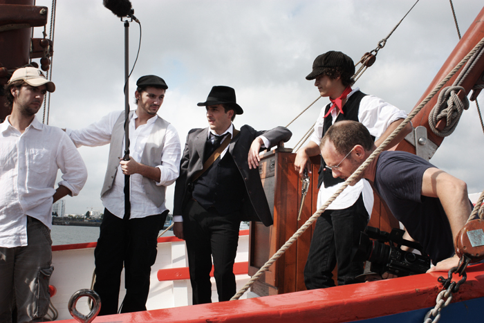 Charles Jude: EN IMAGES : Charles Jude montre le poing