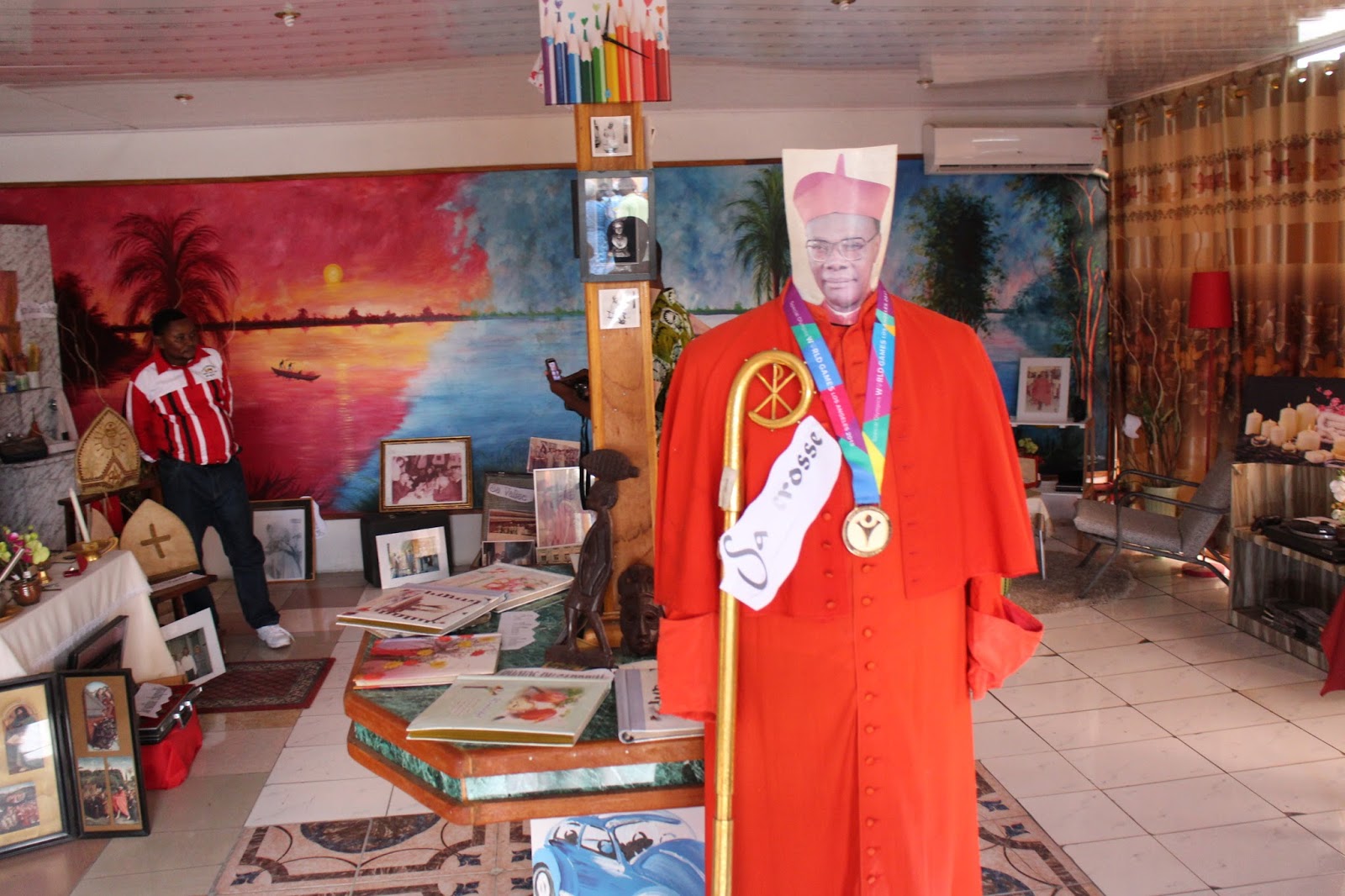 Une médaille d’or sur un buste du cardinal Malula