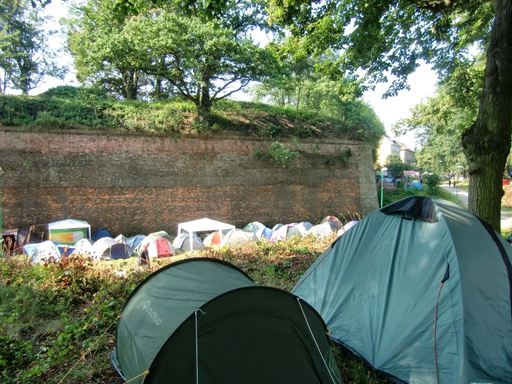 Brutal Assault: Camping y Hoteles.