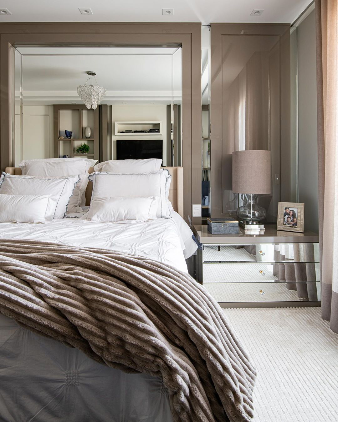 Quarto de casal sofisticado na cor fendi com painéis em mdf alto brilho ...