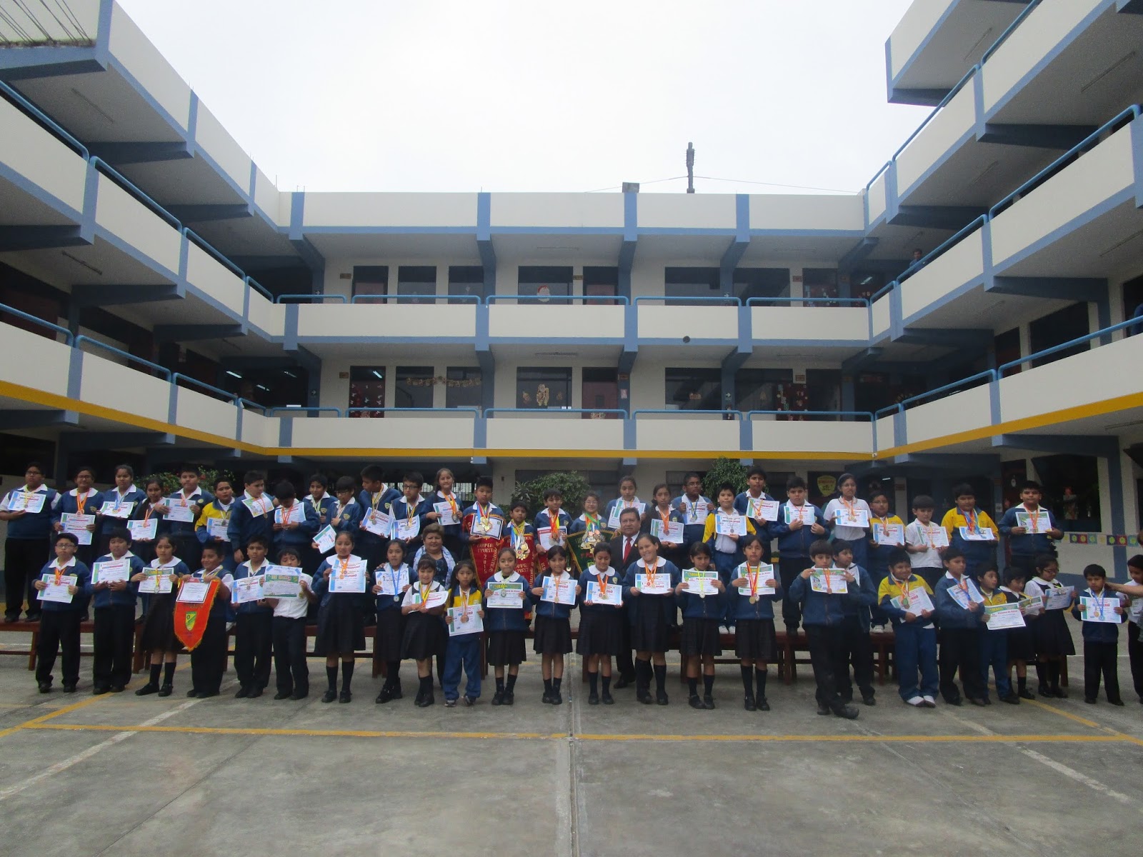 NOTICIAS DE BARRANCA: BARRANCA: COLEGIO SAN IGNACIO DE LOYOLA RECONOCIÓ Y PREMIO A MÁS DE 150 ...