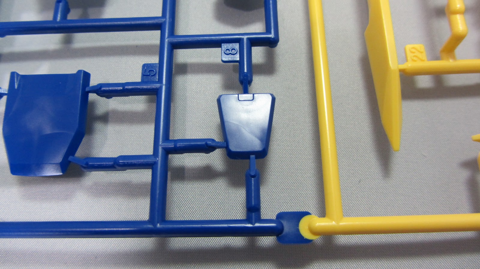 Making GUNPLA Tutorial Part 1: How to Assemble GUNPLA, Cutting Parts ...