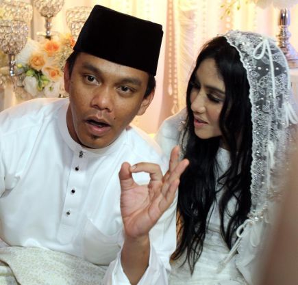 Info To Share: Pernikahan Ella Dan Azhar Ghazali Pilot Firefly (Gambar)