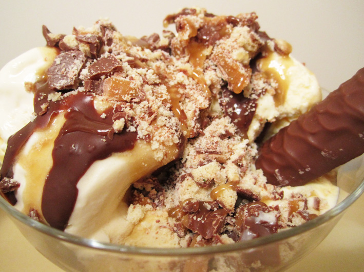 Not Another Foodie.: "Twixie Cup" Twix Sundae