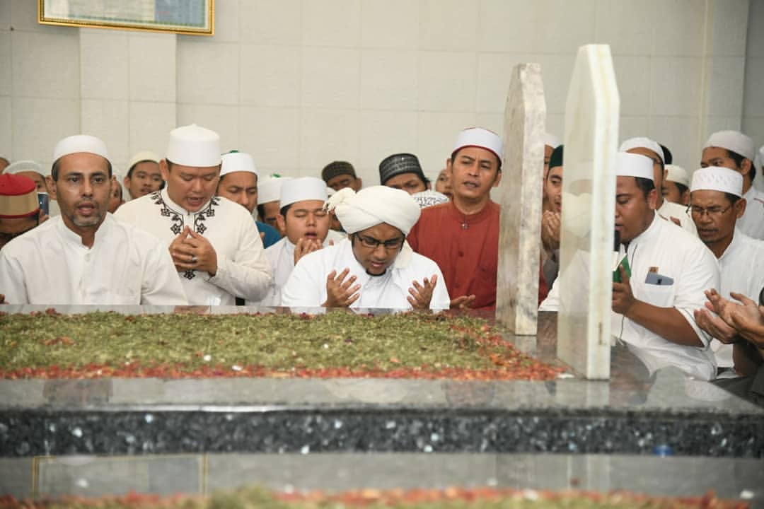Galeri Ziarah Habib Ali Bin Abdurrahman Al Habsy Kwitang - Pemuda ...