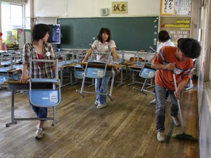 Yusuke Japan Blog: Japanese students clean classrooms on their own