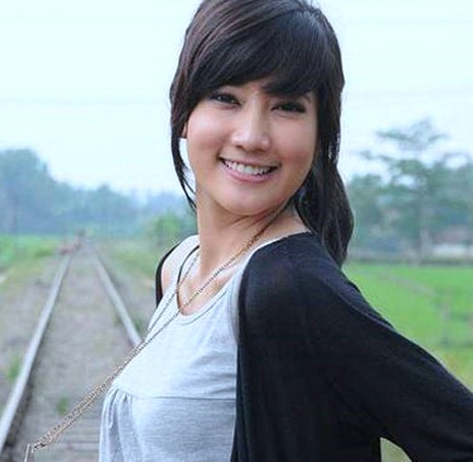 Mengenal Adelia Rasya Aktris Cantik Indonesia | world style