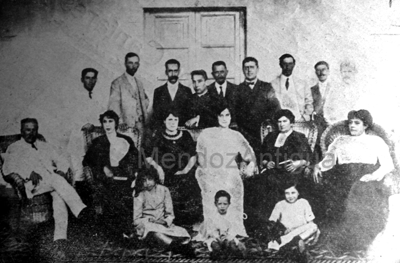 Reunión familiar, en el departamento de Lavalle. Sentado; D. Benigno ...