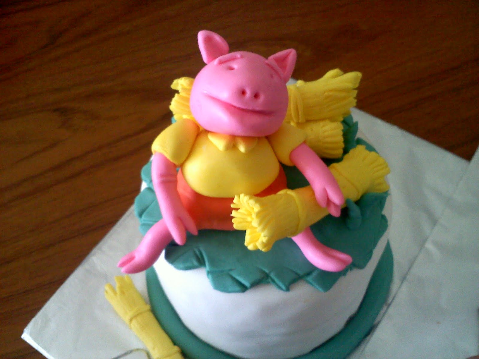 Two King's Cakery: Three Little Pigs Cakes
