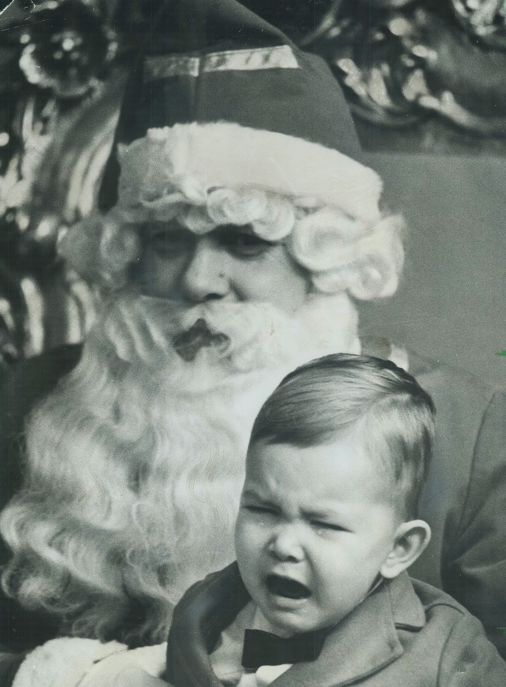 10 Funny Pictures of Santa Claus Brings Crying Children the Gift of ...