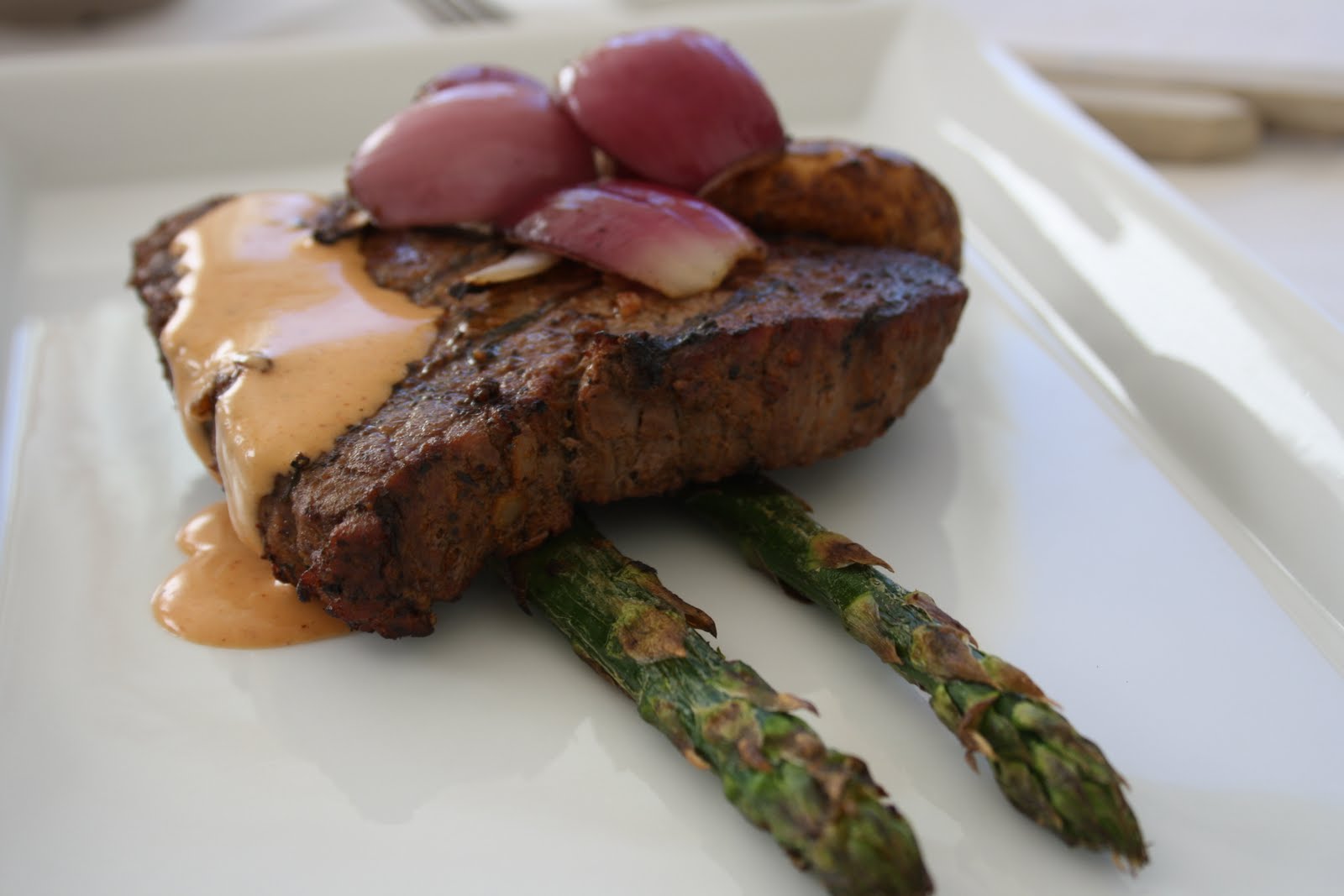 Sajsa´s mat: Grillad biff med sparris och Jensen´s Whiskysås