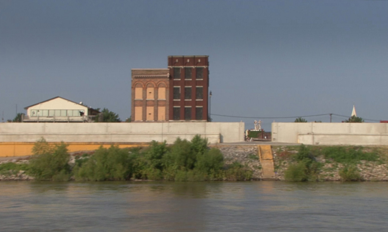 The Shrieking Violet: Between Two Rivers review