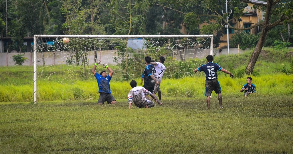 "Score an own goal" nghĩa là gì?