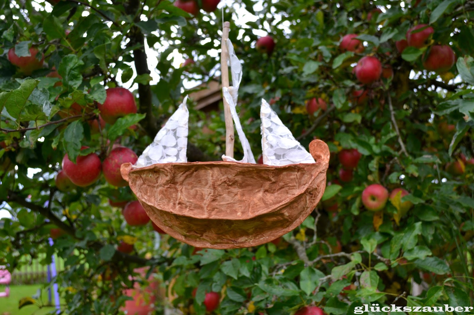 glückszauber : Segelschiff aus Pappmaché mit Segeln aus Spitze