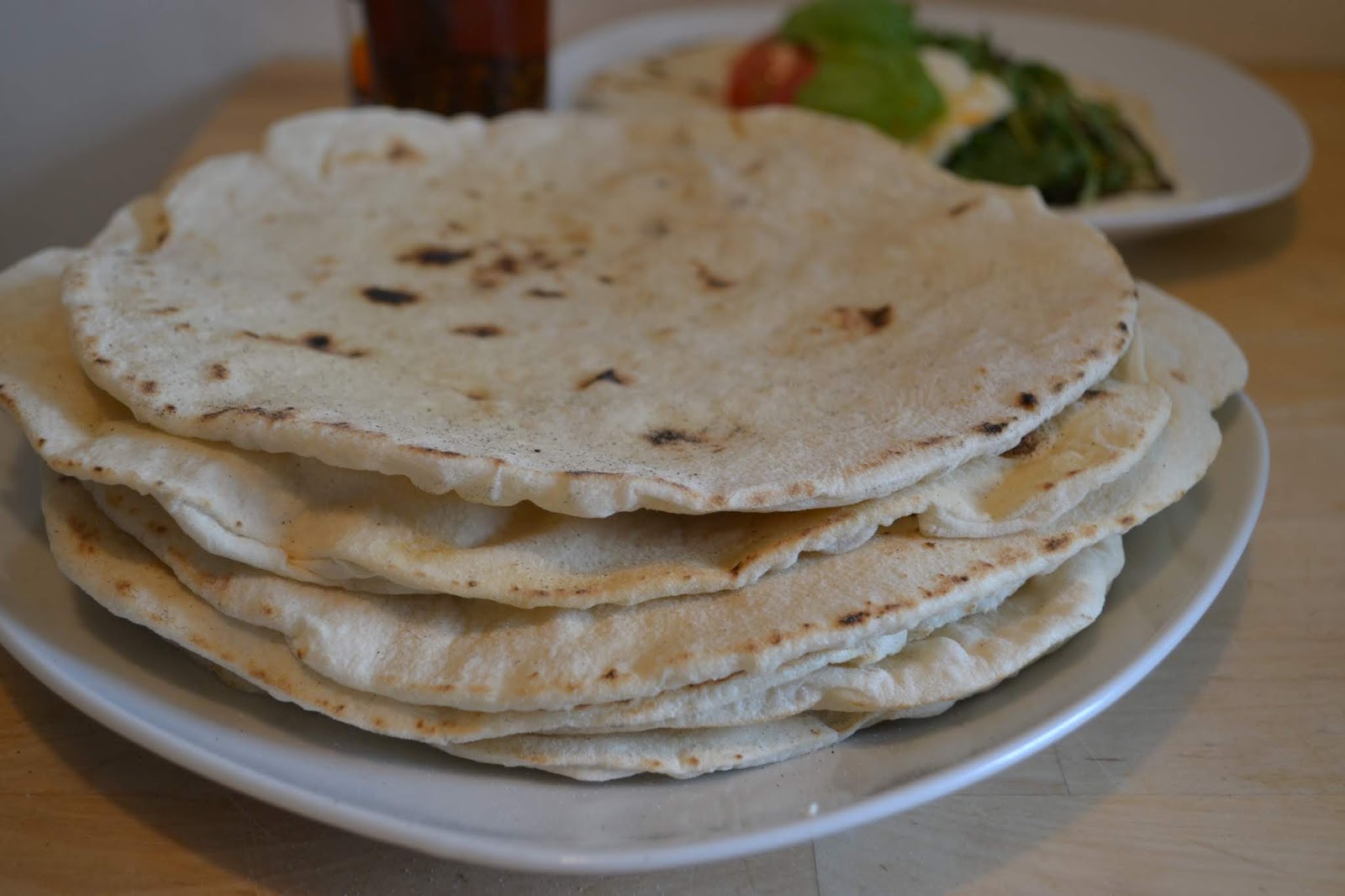 Tre versioni della ricetta del pane Pita, o pane piatto da cuocere in ...