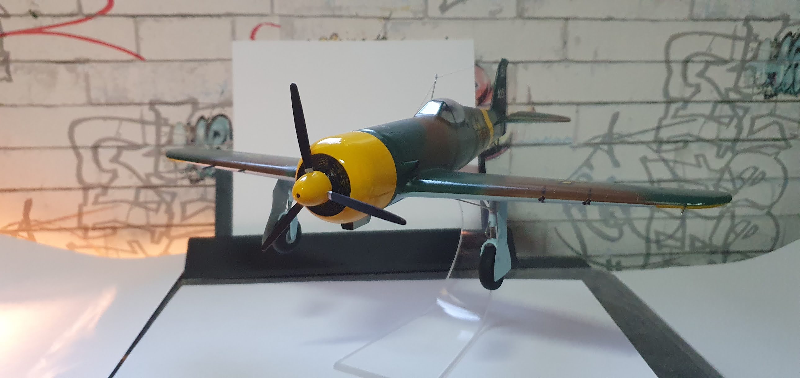 Machete avioane lemn la comandă...