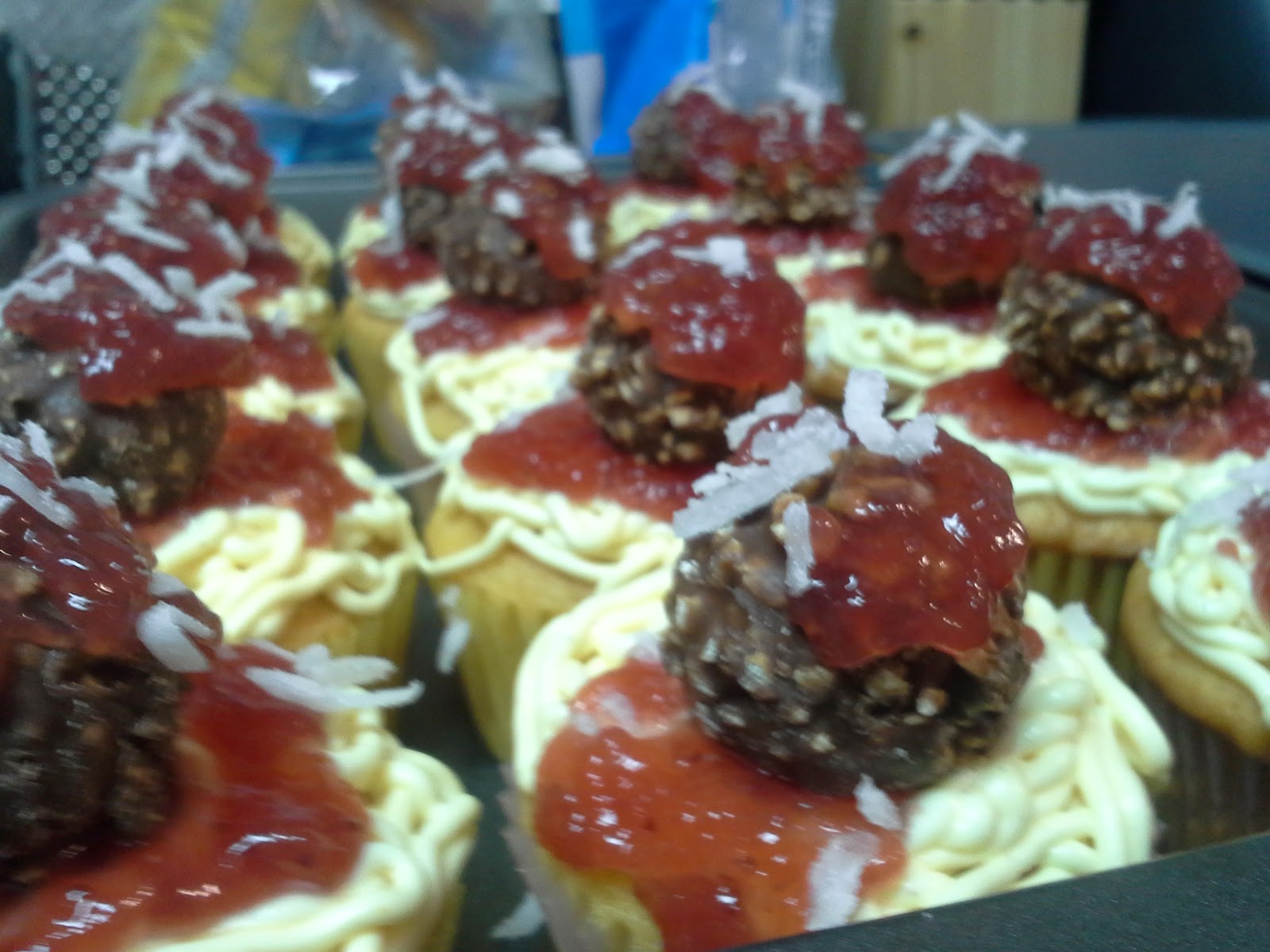 Ally in Cali: Spaghetti cupcakes!