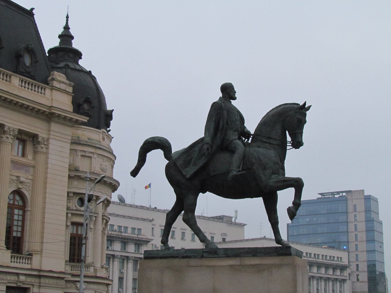 Statuia ecvestra a lui Carol I din Piata Revolutiei | Galerii foto si ...