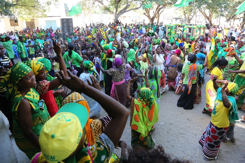 OLE SENDEKA ATIKISA KILWA MASOKO, MKOANI LINDI, MAMIAWAHUDHURIA MKUTANO ...