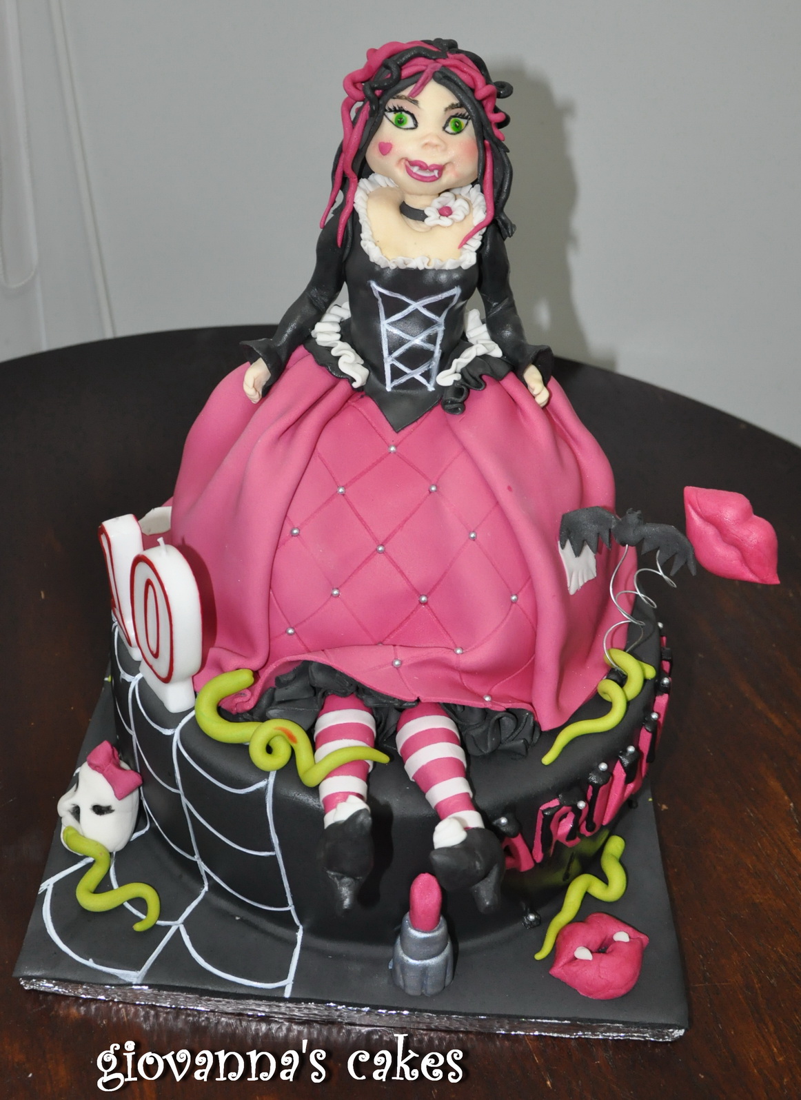 giovanna's cakes: Girly vampire cake