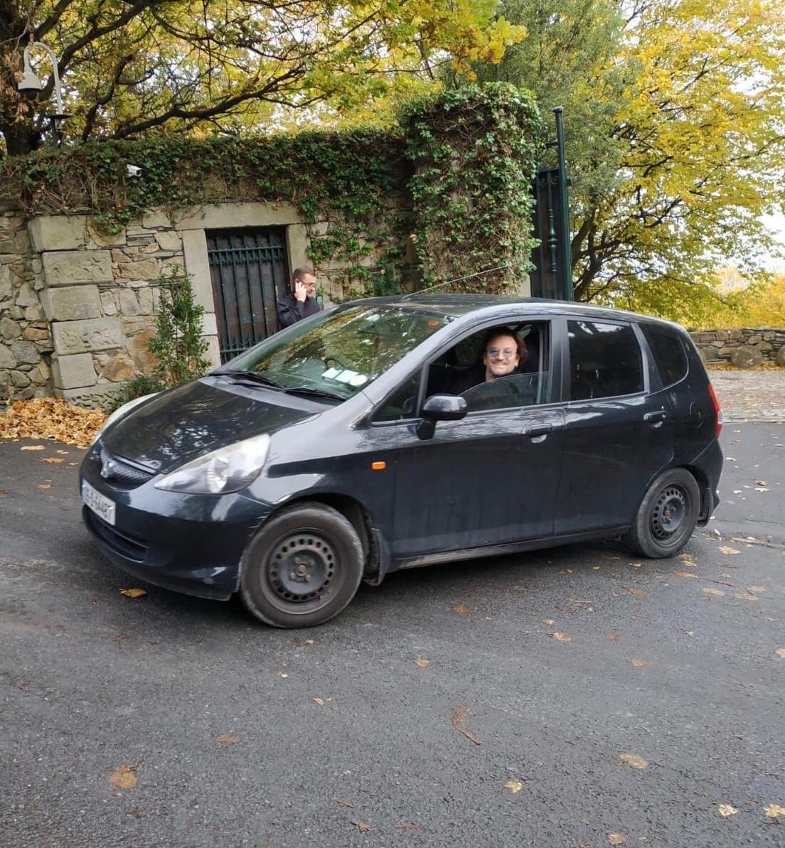U2 Sombras e Árvores Altas - Blog: A história da foto de Bono saindo de sua casa na banco do ...