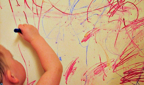 Tips easily removes crayon writing on the wall | parents and children